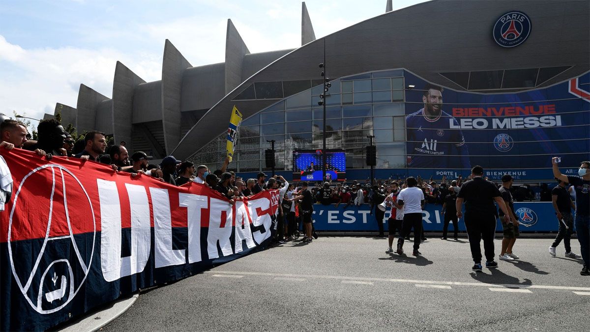 Lionel Messi y una incómoda despedida junto a los ultras del PSG