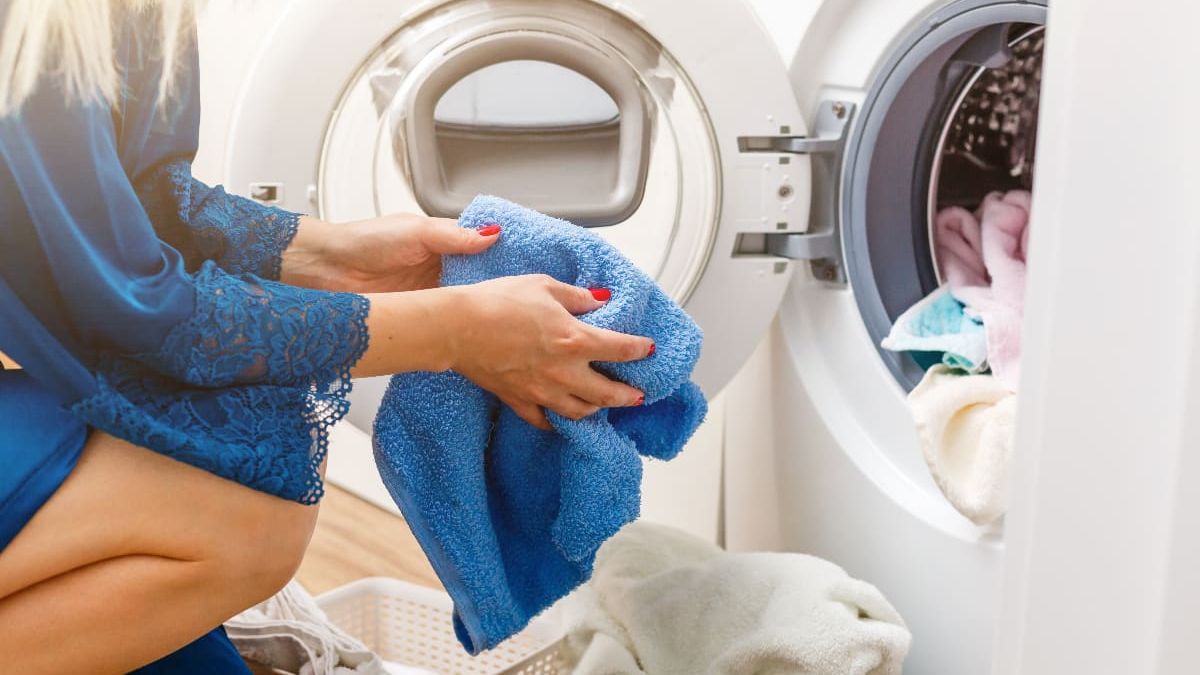 Toma nota sobre el truco de la toalla que seca la ropa dentro de la ...