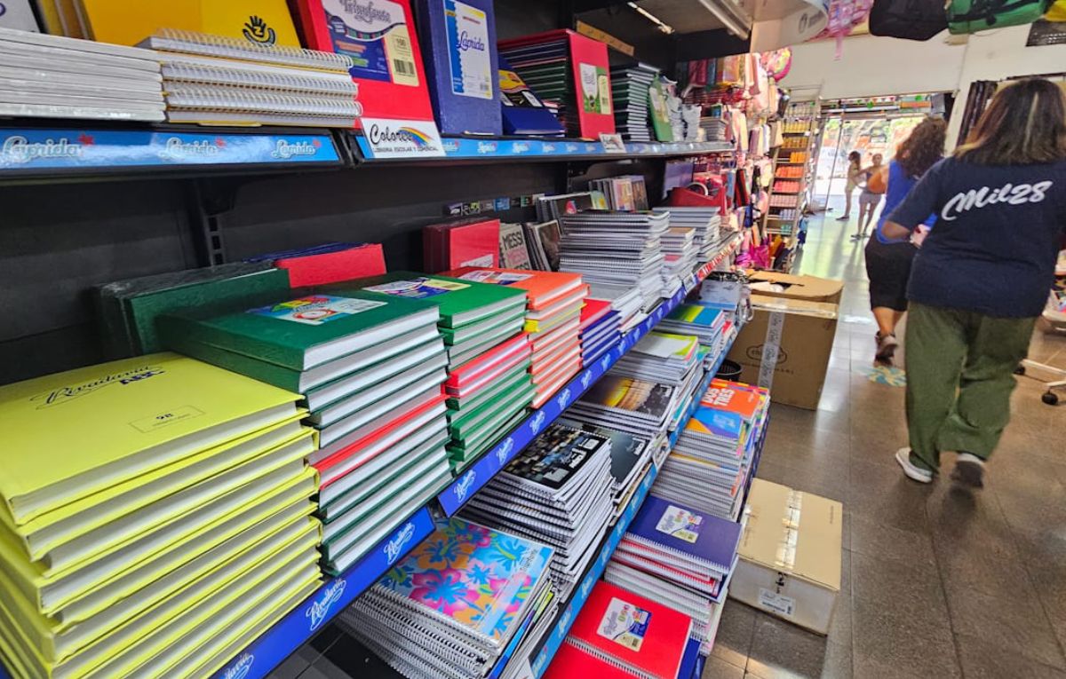 A 20 días del inicio de clases hay poco movimiento en librerías y los padres compran lo justo