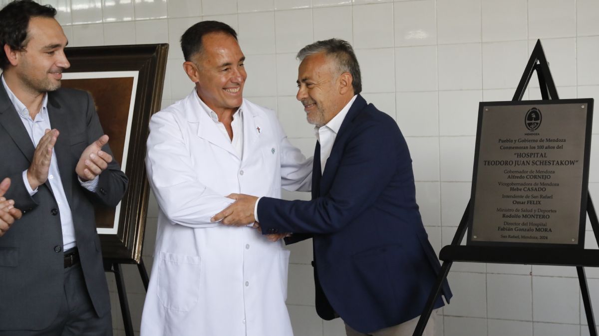 Cornejo afirmó que otorgará premios al personal de la salud y que ...