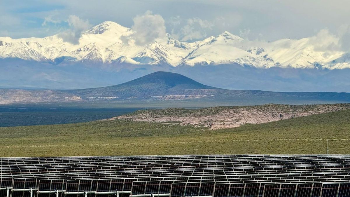 Con 400.000 paneles ya funciona el Parque Solar San Rafael, que comenzó ...