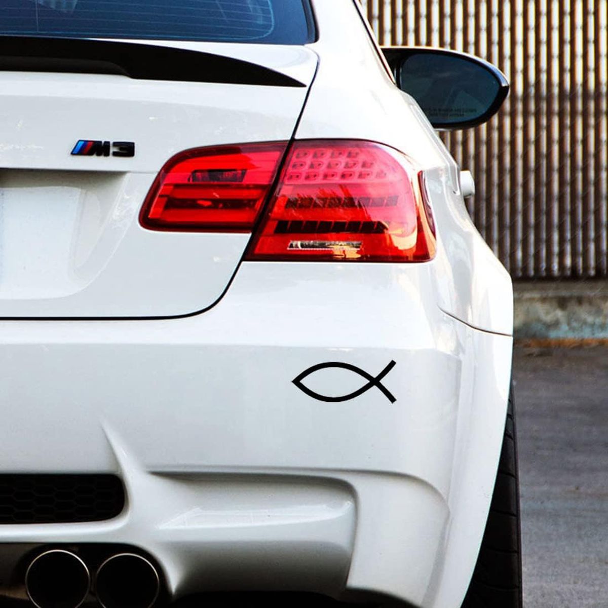 Qué significa el sticker de pez amarillo en los autos de muchos conductores