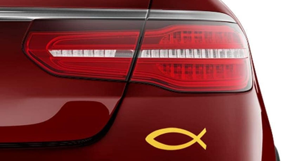 Qué significa el sticker de pez amarillo en los autos de muchos conductores