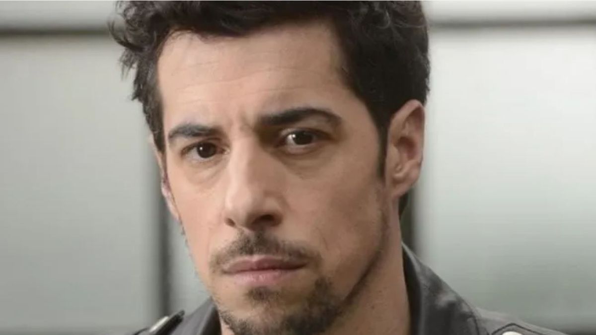 Esteban Lamothe la rompe en Netflix en una serie de barrabravas