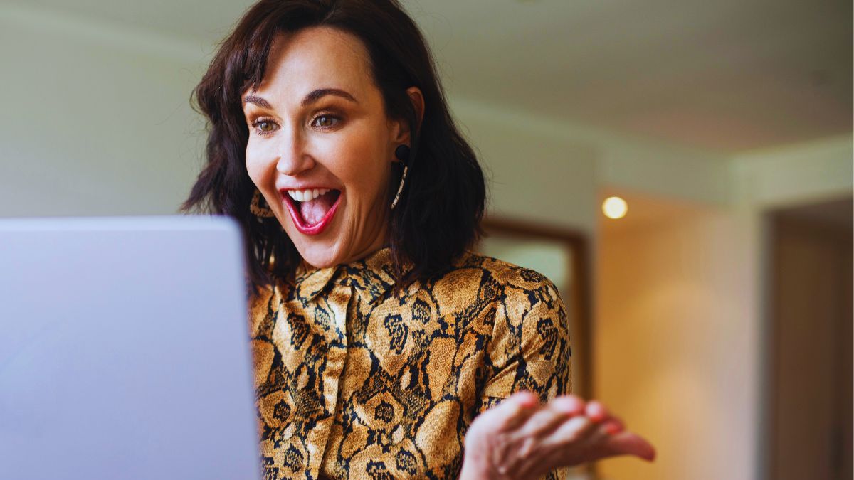 Qué significa levantar las cejas al saludar, según la psicología del ...