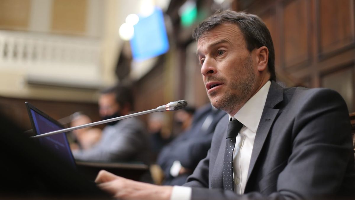 En su último día como ministro Nieri anunció la emisión de títulos ...