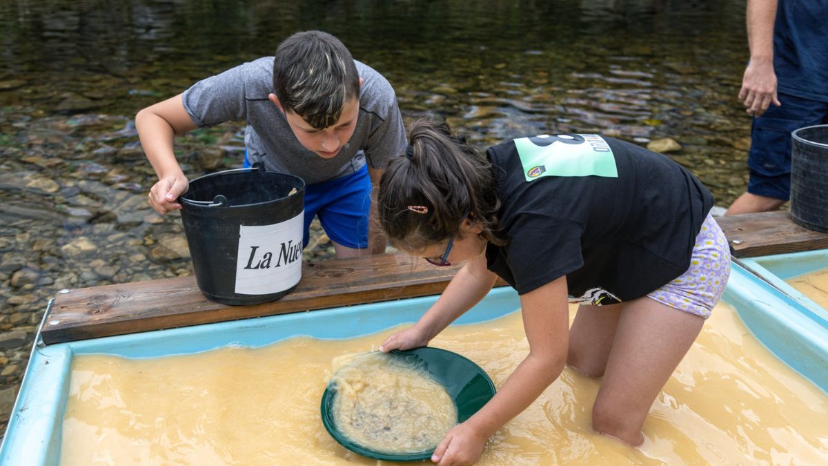 El río con tanto oro que los lugareños lo extraen con sus propias manos
