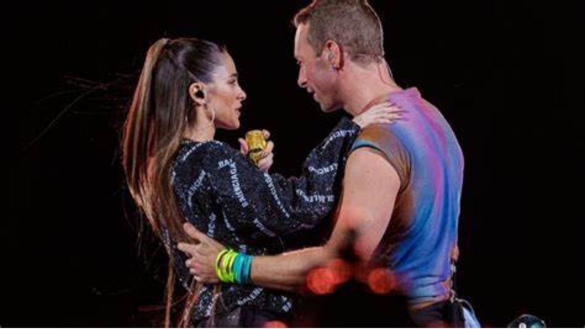 Tini se unió a Chris Martin en un video justo antes de su show en ...