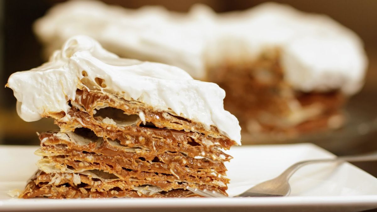Cómo preparar la Torta Rogel: la receta riquísima y el truco para hacer un merengue italiano ...