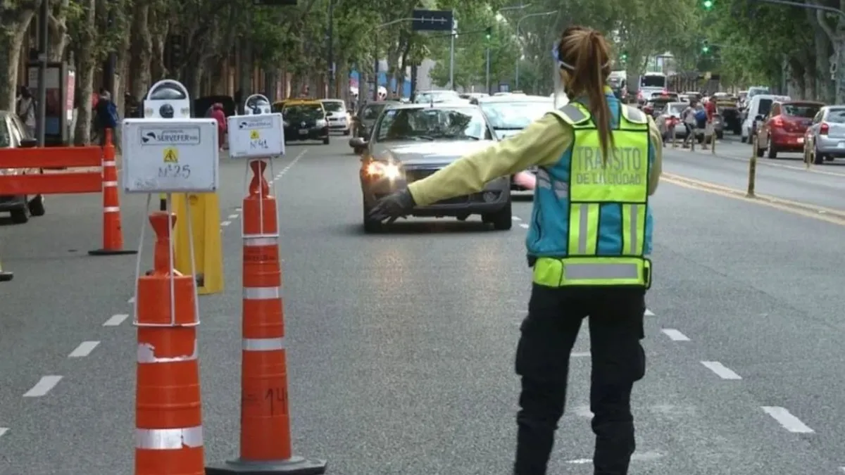 Un joven de 18 años no se paró en un control, atropelló a un inspector ...