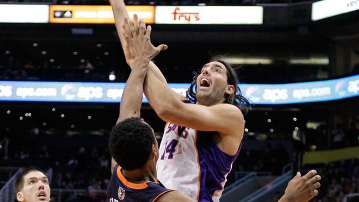 Scola se lució en la victoria de Phoenix ante Charlotte