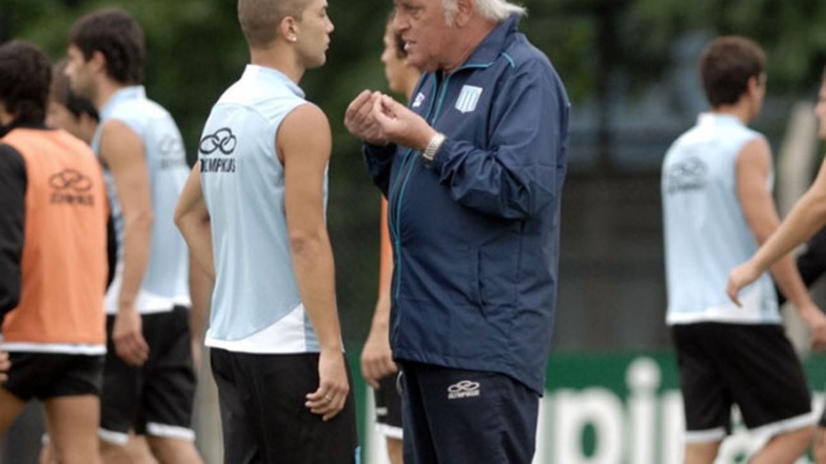 Basile dirigió la práctica a puertas cerradas y no dio indicios del equipo