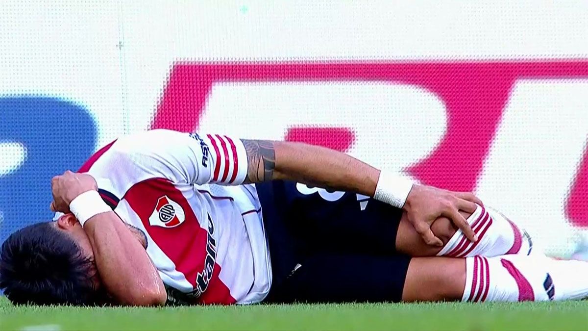 River no pega una: Maxi Meza se lesionó y se fue llorando de la cancha
