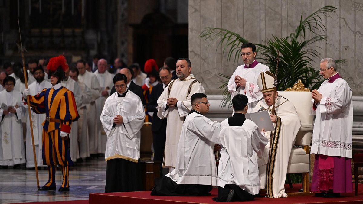 Jueves Santo: el Papa lavó pies de 12 presos y pidió no ensuciar a la ...