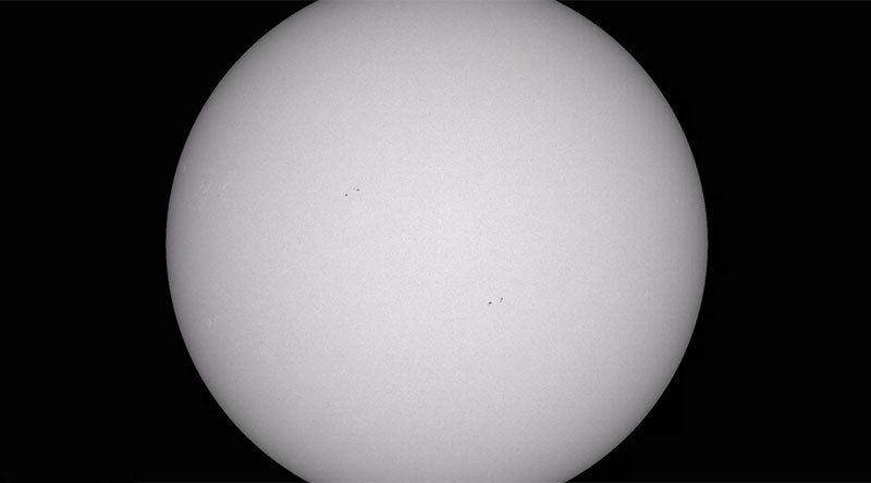 Un video de la NASA muestra al sol blanco como una bola de pool