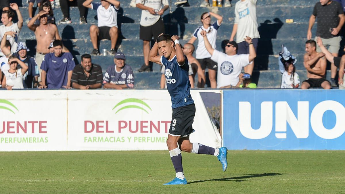 Alex Arce tuvo su sábado de gloria en Independiente Rivadavia