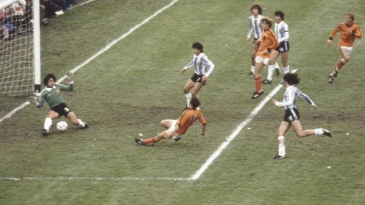 Dibu Martínez y el Pato Fillol, dos héroes campeones del mundo