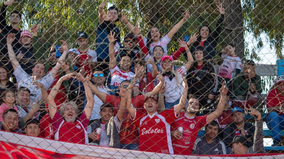 Huracán Las Heras, con sus hinchas, jugará de local en la cancha de ...