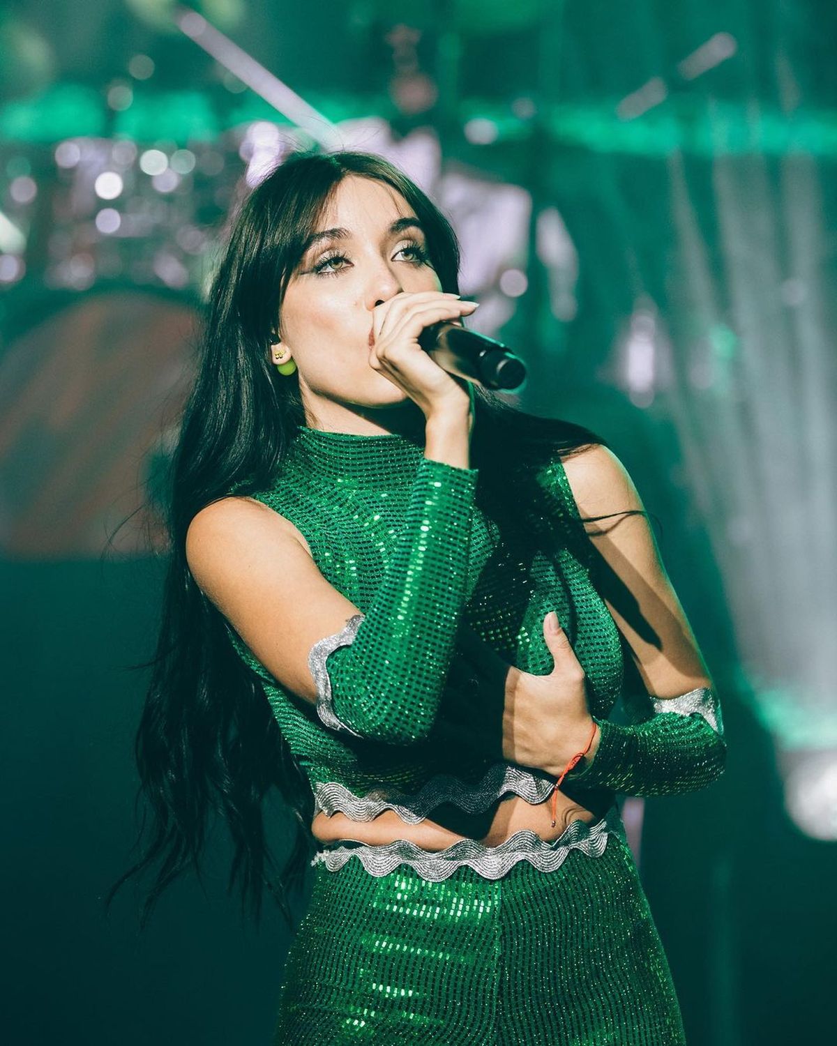 En pantaloncitos fajadísimos, María Becerra brilló con su look más ...