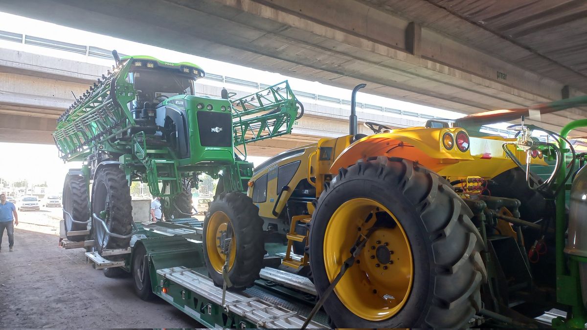 Un camión se quedó trabado debajo de un puente