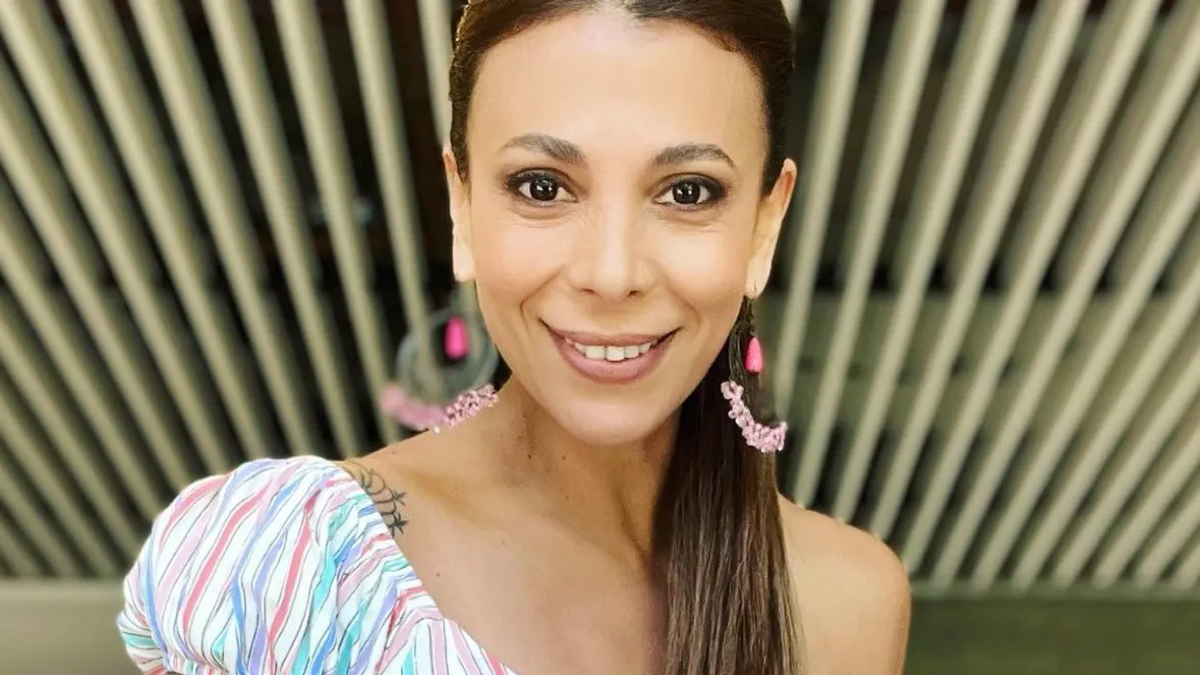 A sus 47 años, Ximena Capristo estrena look ultra XS en clave redcore y ...
