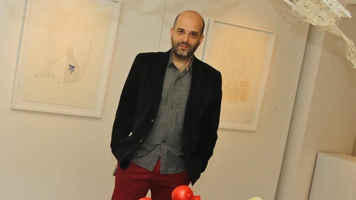 Daniel Rueda y un gesto para pedir la distancia social