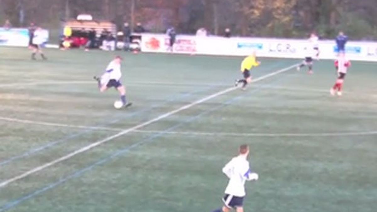 Un jugador logró que la pelota tocará los tres palos antes del gol