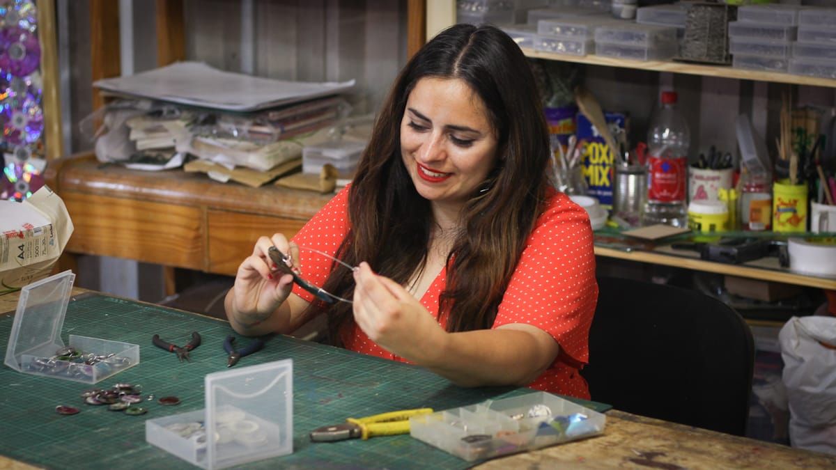 Una joven mendocina recicla residuos electrónicos y diseña joyería ...