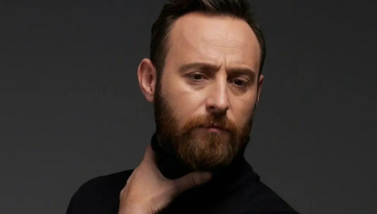 Lejos de su papel de tío Metin, así se ve Onur Dikmen de la telenovela ...