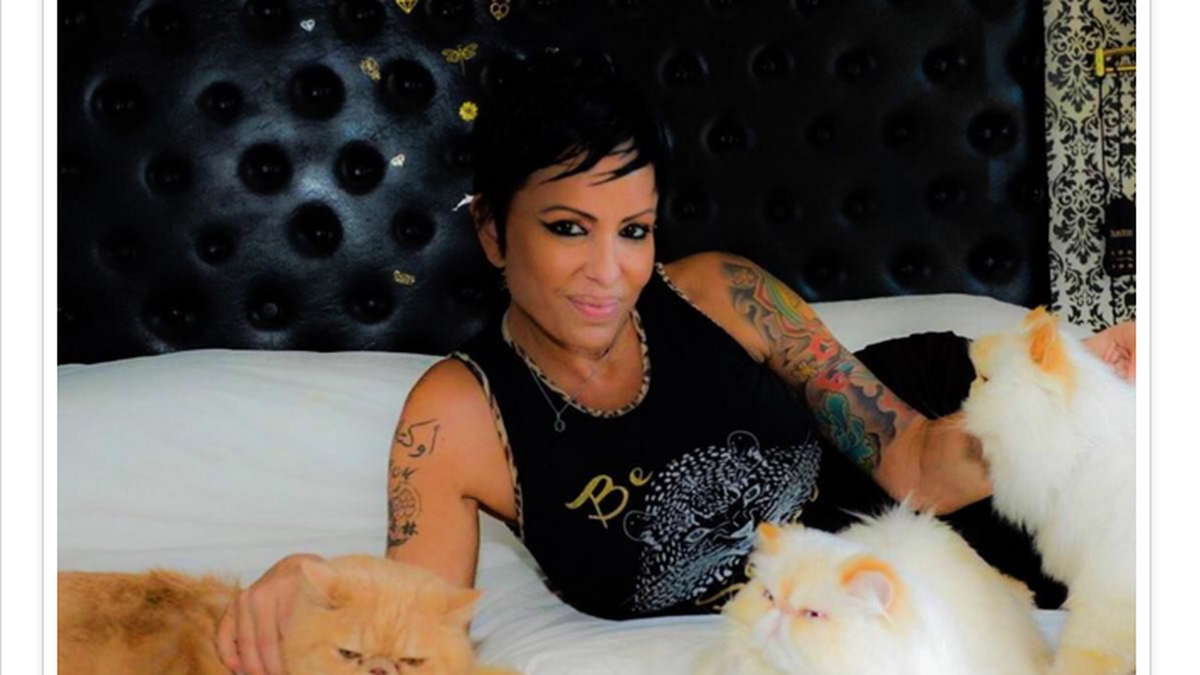 Primero embalsamó a su gato y ahora se lo tatuó