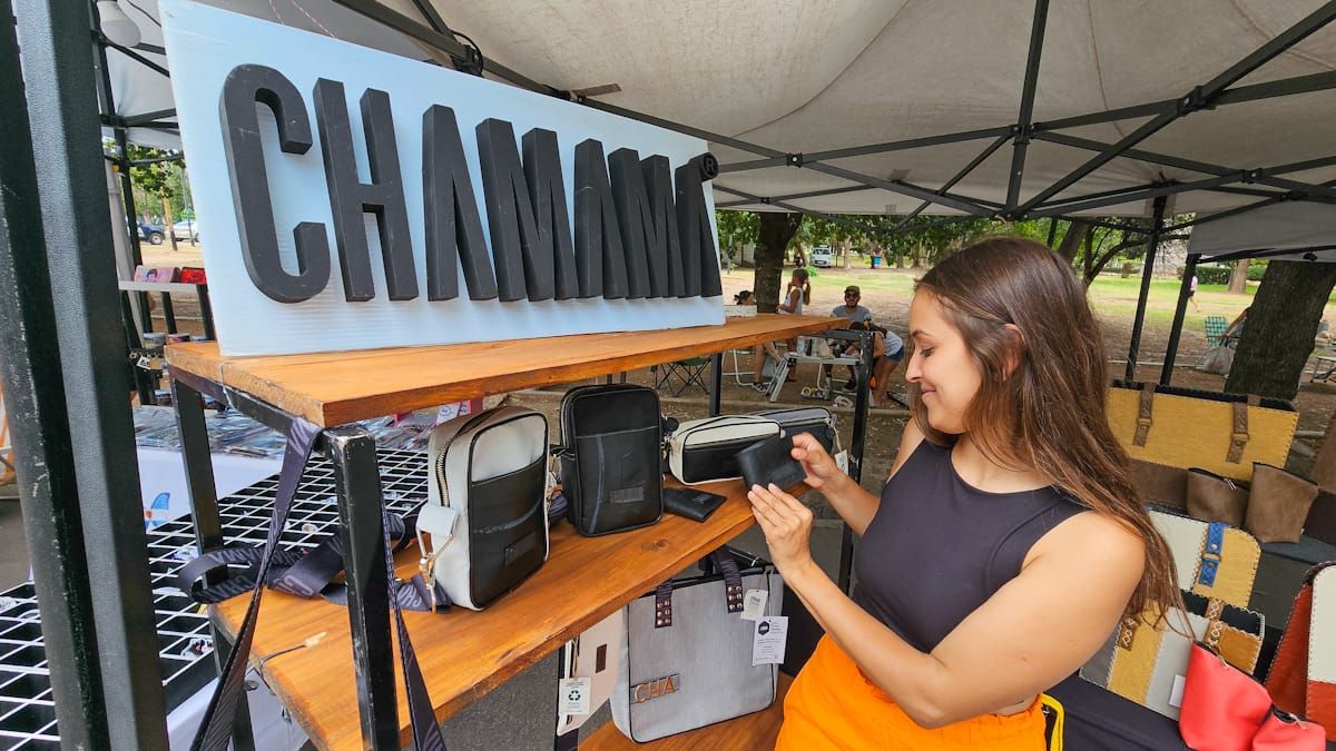Una joven recicla caucho y cortinas blackout, fabrica bolsos y da ...