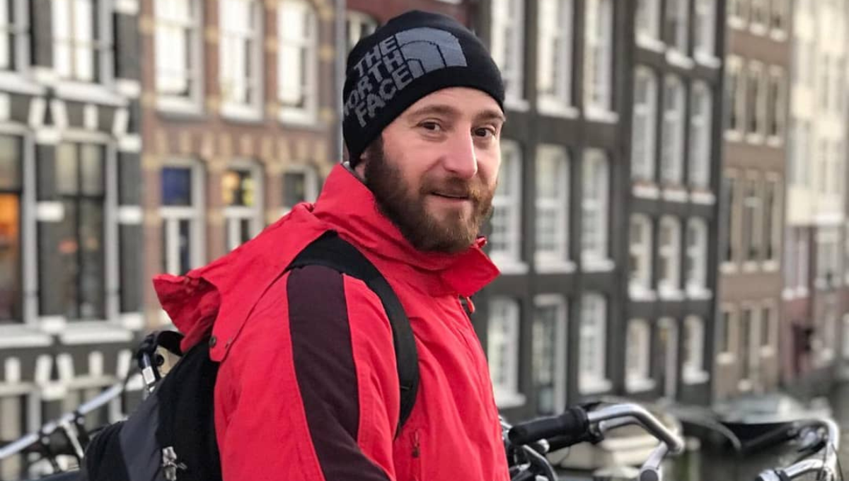 Lejos de su papel de tío Metin, así se ve Onur Dikmen de la telenovela ...