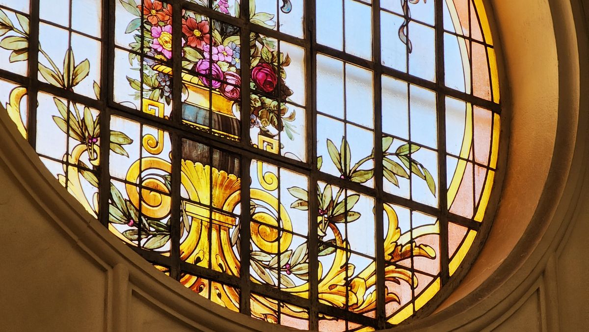 La misteriosa historia de los míticos vitrales del Pasaje San Martín