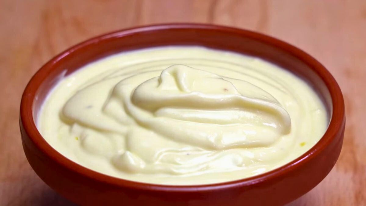 Cómo preparar mayonesa de ajo casera: la receta cremosa y natural que ...