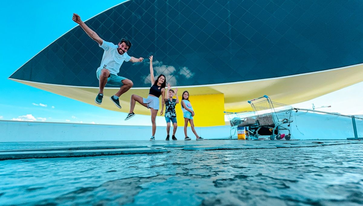 Una familia armó un motorhome y viaja desde hace 7 meses por Sudamérica ...