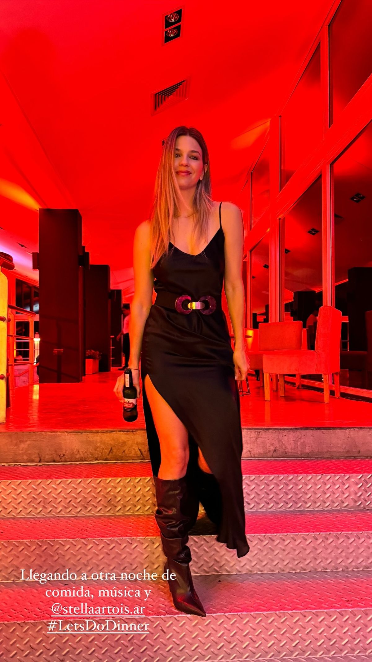 Desde Tucumán, Marcela Kloosterboer confirma que el estilo lencero se lleva ultra cowboy y con tajo