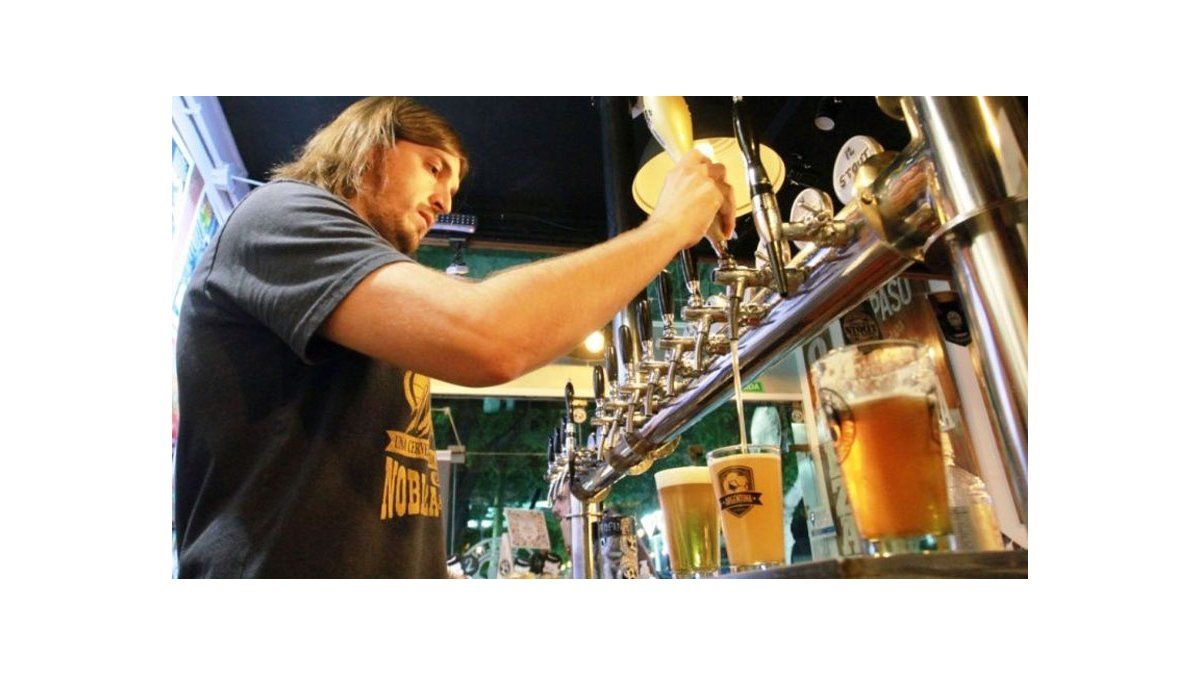 El mejor beertender del país enseña cómo servir la cerveza perfecta