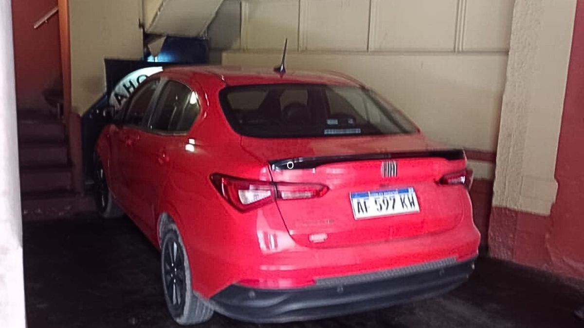 Una pareja robó un auto de una empresa de viajes en Godoy Cruz y los ...