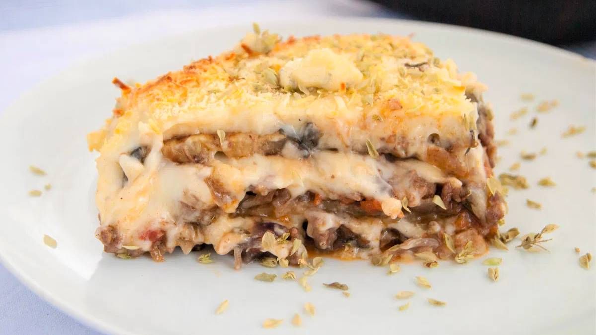 Cómo se prepara la Musaka griega: la lasaña de berenjena con salsa ...
