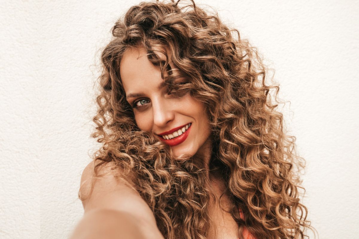 El método aconsejado por expertos en cabello para tener rulos y rizos ...