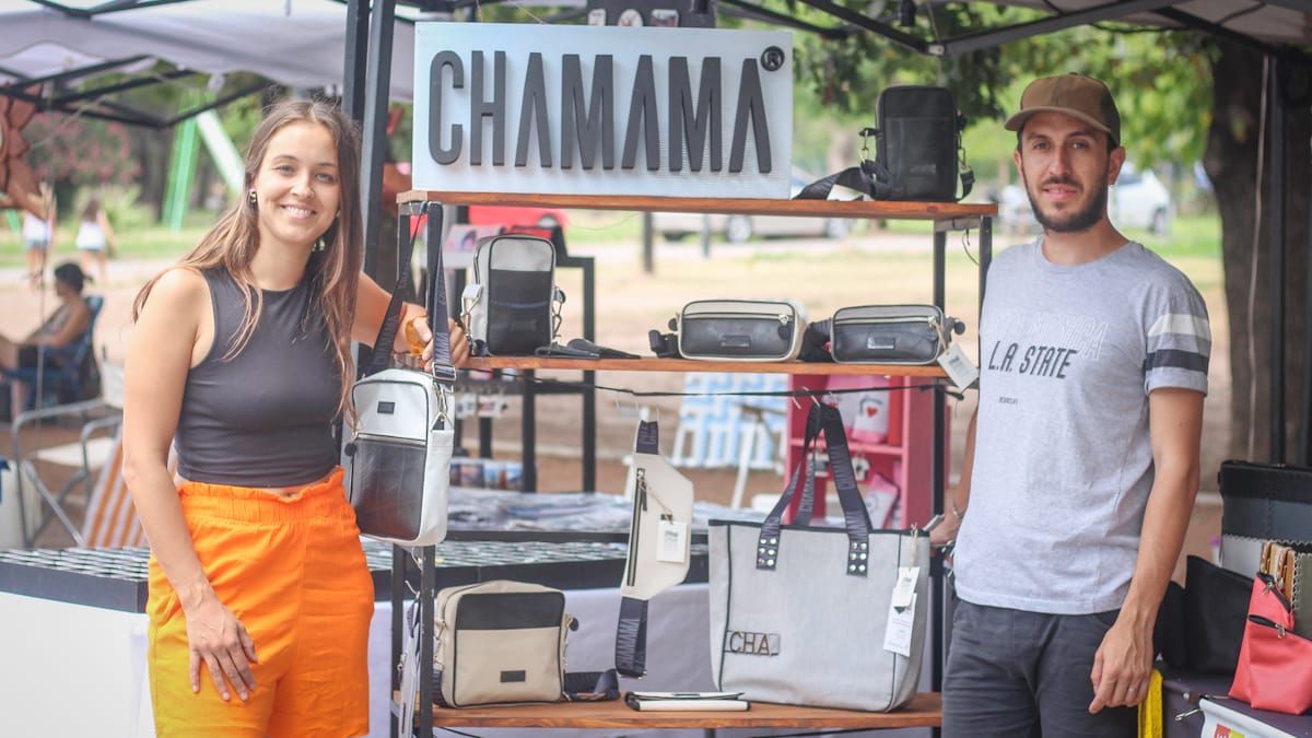 Una joven recicla caucho y cortinas blackout, fabrica bolsos y da ...