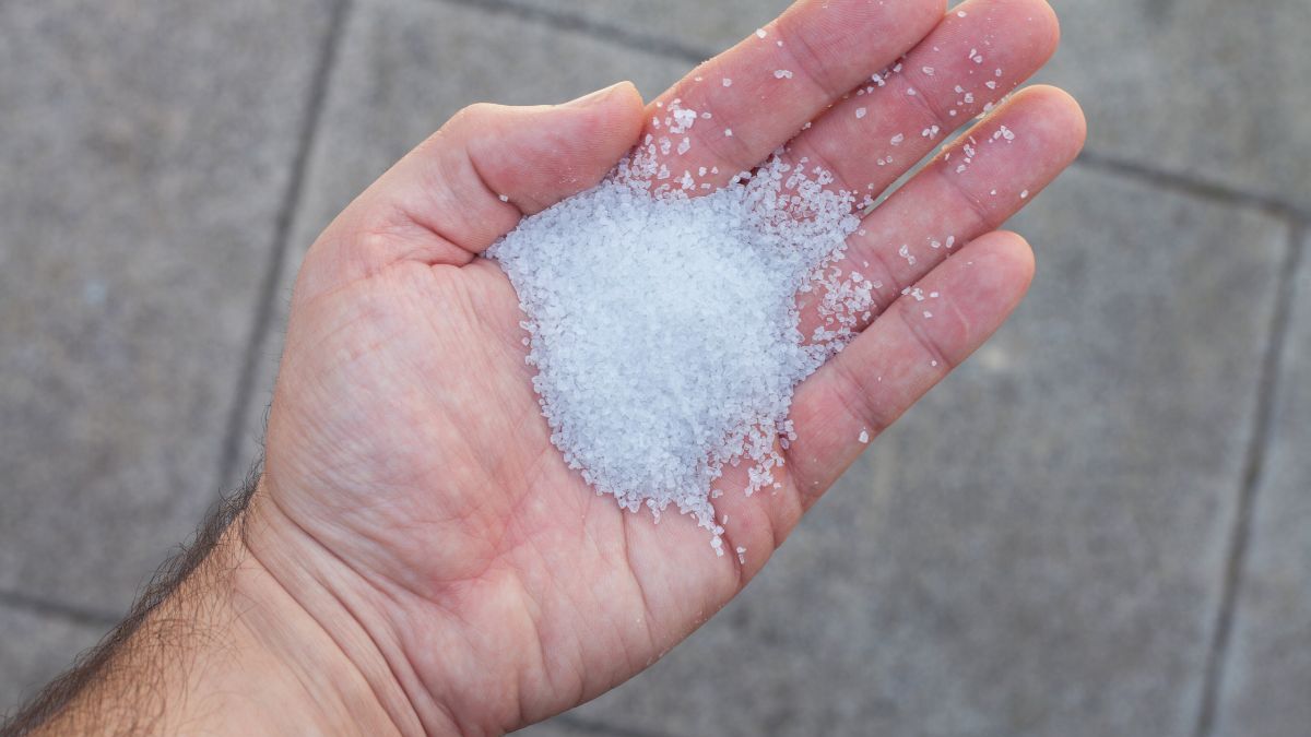 Qué significa poner un puñado de sal en la entrada de la casa y qué ...