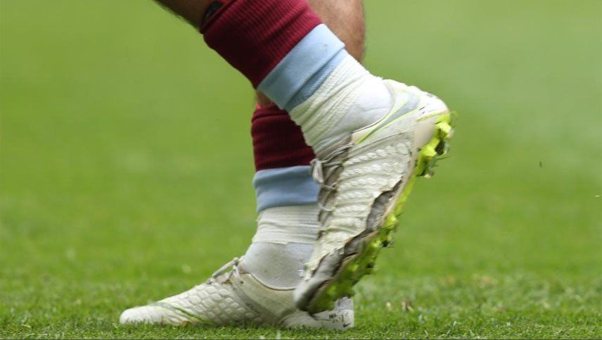 Como en el potrero: jugó una final en Wembley con unos botines todos rotos