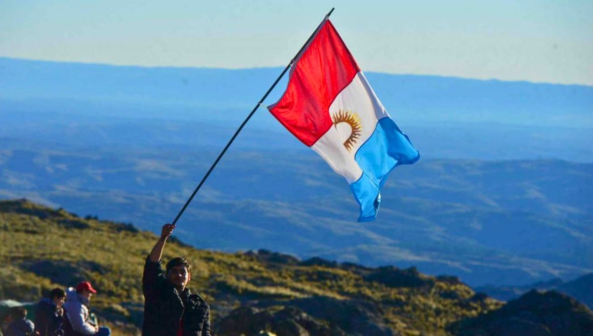 La bandera de la provincia argentina cuyo diseño remite al caudillo ...