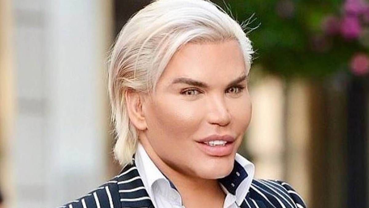 El Ken humano se transformó en mujer y no se lo perdonan