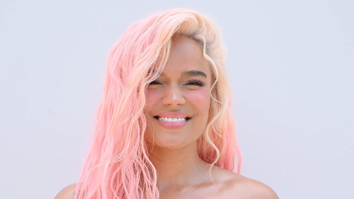 Karol G lleva pollera fajada y corpiñito tejidito y arrasa con la ...