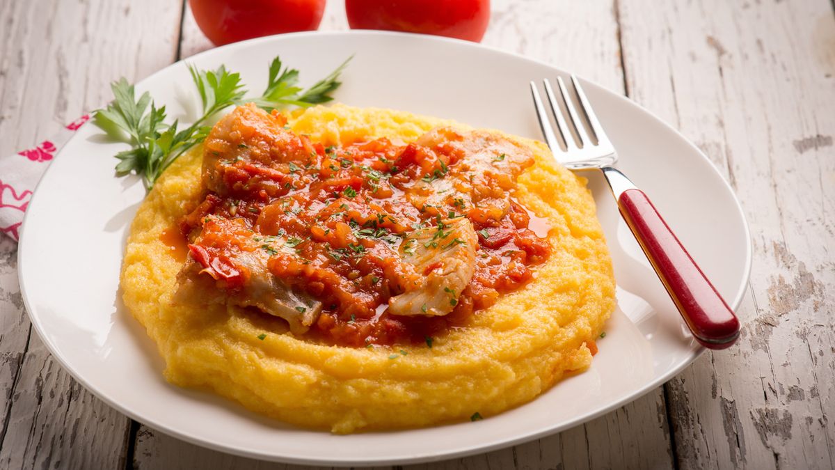 Polenta con salsa y queso, la receta fácil, llenadora y súper económica