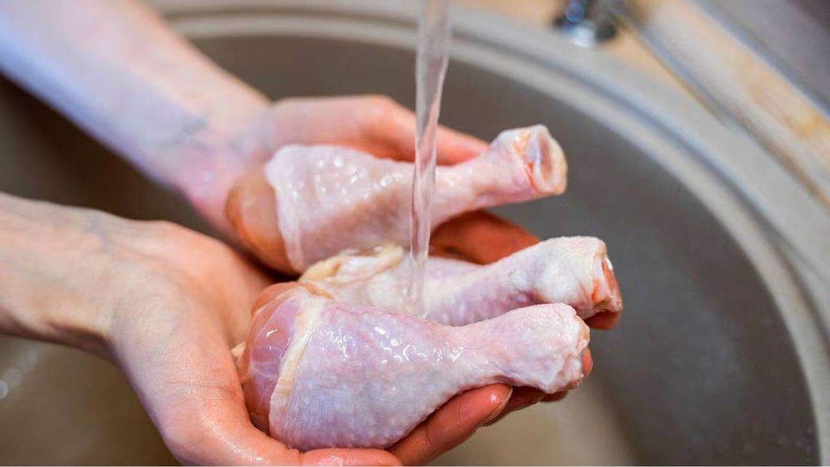 Toma nota sobre la verdad de lavar el pollo antes de cocinarlo