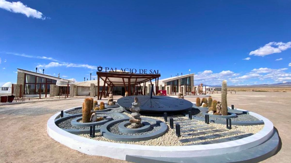 El lujoso hotel construido con un millón de bloques de sal: está en un ...