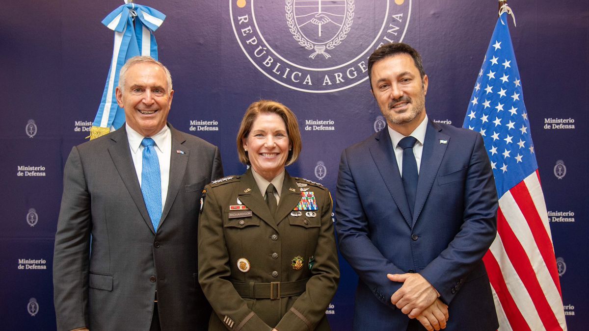 Luis Petri recibió de una generala estadounidense la donación de un avión Hércules